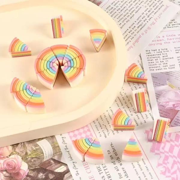 ミニチュアドールハウス用 ミニチュア レインボーケーキ 1切れ カラフルショットケーキ ドールハウス内容数：1切れサイズ：15 x 12 x 8mm材料：樹脂このミニチュアレインボーケーキはリアルな見た目が特徴で、ディスプレイやコレクション...