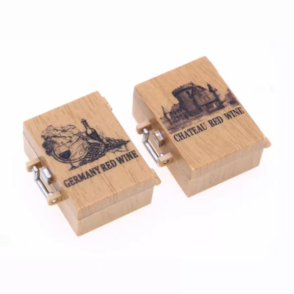 ミニチュア ドールハウス 箱入り ワインボトル グラス セット 全2種類 おしゃれ 小物 雑貨 食器内容数：1セット（箱1点、ワイン2本、グラス2個）素材：樹脂サイズ：写真(2)ミニチュア箱入りワインボトルとグラスセットは、ドールハウスやミ...