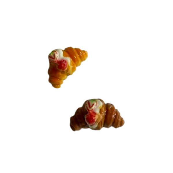 ミニチュアドールハウス用 ミニチュア クロワッサン 2個セットクロワッサン パン ミニチュア ドールハウス内容数：2個（写真(1)各1個）サイズ：約12 x 9mm材料：樹脂このミニチュアクロワッサンはリアルな見た目が特徴で、ディスプレイや...