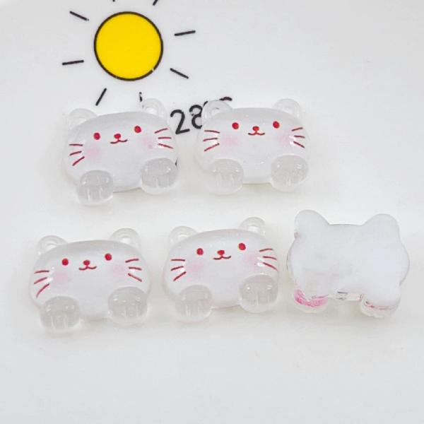 可愛いデコレーションパーツ♪裏面は平らになってますのでボンドなどで簡単に貼り付けることができます。デザイン：白ネコのデコレーションパーツ内容数：1個サイズ：約17mm × 約20mm x 厚み約5mm （多少の誤差がある場合がございますので...