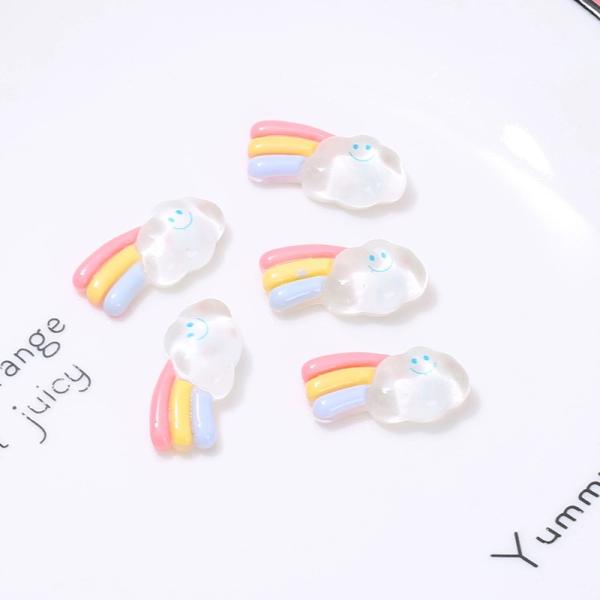 可愛いデコレーションパーツ♪裏面は平らになってますのでボンドなどで簡単に貼り付けることができます。デザイン：雲 レインボー 虹のデコレーションパーツ内容数：1個サイズ：約26mm × 約13mm x 厚み約5mm （多少の誤差がある場合がご...