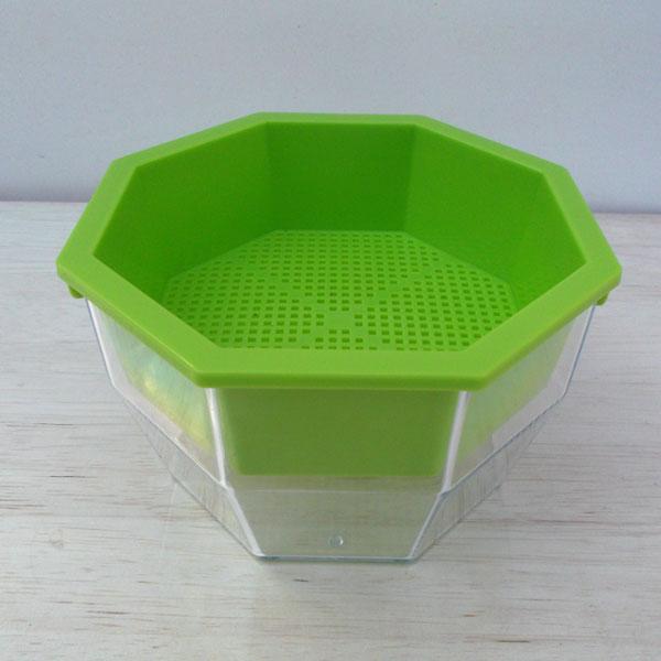 土がなくても手軽にスプラウトを栽培できる容器です。表面に種をまいて水をあげるだけでもやし、スプラウトを栽培できます。１回で約15ミリリットルほど表面に種をまくことができます。 ※詳しい商品説明は下のほうに記載があります