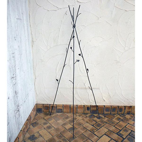 つるバラやクレマチスなどつる性植物の誘引に 園芸用 シンプルな、枝に見立てたこげ茶色のオベリスク。色違いのグレーのようなざらつき感はありません。クレマチスなどのつるものや、またこのままオブジェとして利用しても。上部をリングでつながれています...