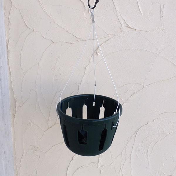 植えこむ植物の根を崩すことなく側面のスリットから植え込むことのできる簡単・お手軽なハンギングバスケットです。特性のヤシ繊維付きマットの使用により、根を乾燥から守ります。初めてハンギングバスケット作りに挑戦される方にもおすすめです。※詳しい商...