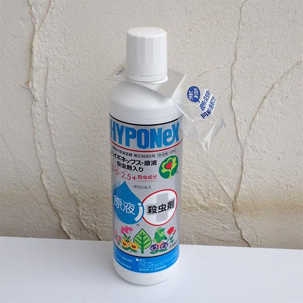 液肥のロングセラー商品、ハイポネックス原液の殺虫剤入りタイプです。水に薄めて株元へ散布するだけで、施肥とアブラムシ駆除が同時にできます。殺虫剤成分であるジノテフランは浸透移行性に優れ、根から吸収され植物全体にいきわたり効果が持続します。植物...