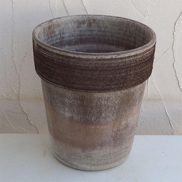 イタリアから届いたお洒落で使いやすいテラコッタ。引っかいたようなリムボーダーが、ナチュラルな風合いを演出します。大人っぽいコーヒーの色味は、シックな植物と素敵に調和します。※詳しい商品説明は下のほうに記載があります