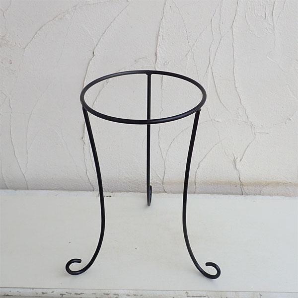 何にでも合わせられる、シンプルなフラワースタンド。高さをつけてしつらえるのにおすすめ！※詳しい商品説明は下のほうに記載があります