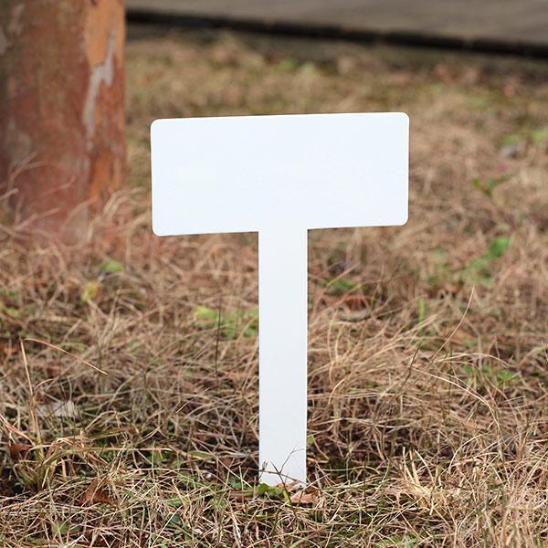 プラスチック製の品種ラベルです。油性ペンで記入するか、シールを貼る形でご利用ください。花壇やプランターでの品種表示、種まき、育苗などの品種管理にご利用ください。※詳しい商品説明は下のほうに記載があります