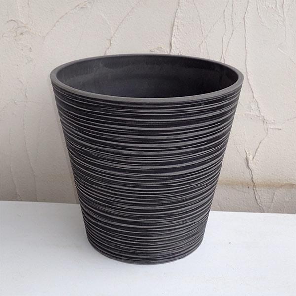 観葉植物などによく使われているプラスチック製懸崖鉢用の鉢カバーです。やや深型のすっきりしたフォルムで、上辺縁の部分が横に張り出した懸崖鉢もすっぽり入る大きさです。ストーン・プラスチック・木材（粉）のリサイクル原料を混合し、軽量かつ丈夫で環境...