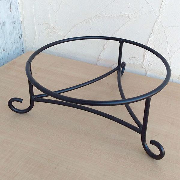 何にでも合わせられる、シンプルなフラワースタンド。高さをつけてしつらえるのにおすすめ！※詳しい商品説明は下のほうに記載があります