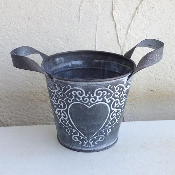 ブリキのマットな質感にハートマークが印象的な丸形ポットです。両脇に持ち手のあるタイプです。※詳しい商品説明は下のほうに記載があります