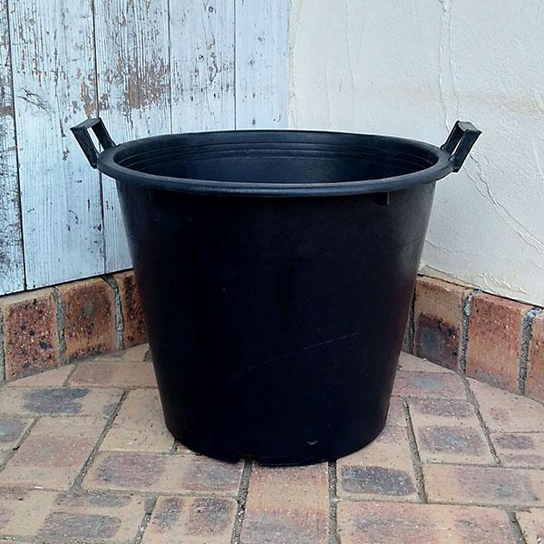 ナーセリーポットは、果樹や花木、植木の苗木育成に最適なイタリア製のポリエチレンポットです。プロの生産者にも愛用されており、その品質と機能性には定評があります。黒色の鉢は根の生育を促進し、植物の健やかな成長をサポートします。また、再生ポリエチ...