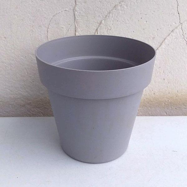 穴なし/穴をあけても使える シボ加工の独特な表面と鉢カバーでも使える汎用性を持ったプラスチックポットです。プラスチックポットには見えない質感はインドアでもアウトドアでも大活躍！※詳しい商品説明は下のほうに記載があります