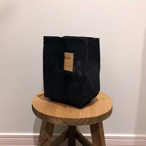 ルーツポーチは、アメリカ、オレゴンで生まれたリサイクルペットボトルとリサイクル天然素材をミックスして作った不織布製のポットです。植物と地球に優しいこれからのサステナブルなガーデニングプロダクツです。※詳しい商品説明は下のほうに記載があります