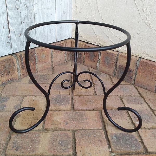 寄せ植えを引き立てるエレガントなフラワースタンドです。※詳しい商品説明は下のほうに記載があります