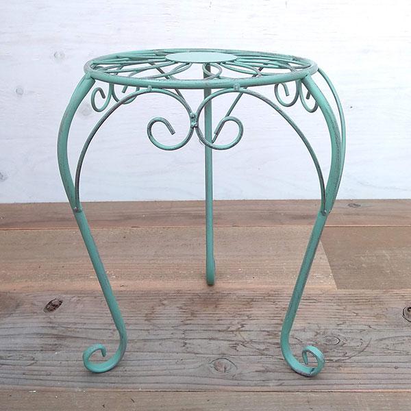 スチール製のフラワースタンドです。高低差を生かして、立体感のある飾りつけができます。シンプルなデザインなのでどんな場所にも使いやすく、インテリアのポイントに使うのもおすすめです。どこかクラシックなデザインが落ち着いた雰囲気をかもし出してくれ...