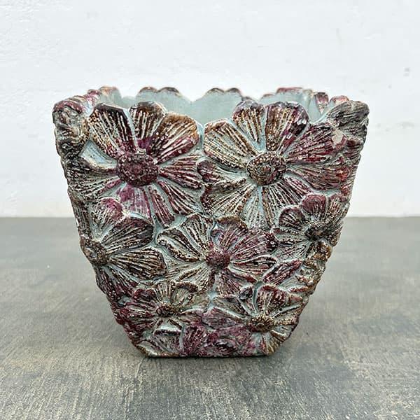 底穴あり 4号鉢 花びら(ペタル)を大きくデザインしたペタルポット。たくさんの花びらにおおわれた個性的なデザインです。クラシカルでロマンティックな佇まいの鉢です。植物を美しく引き立てます。★商品の特性上、表面に少しカケがある場合があります。...