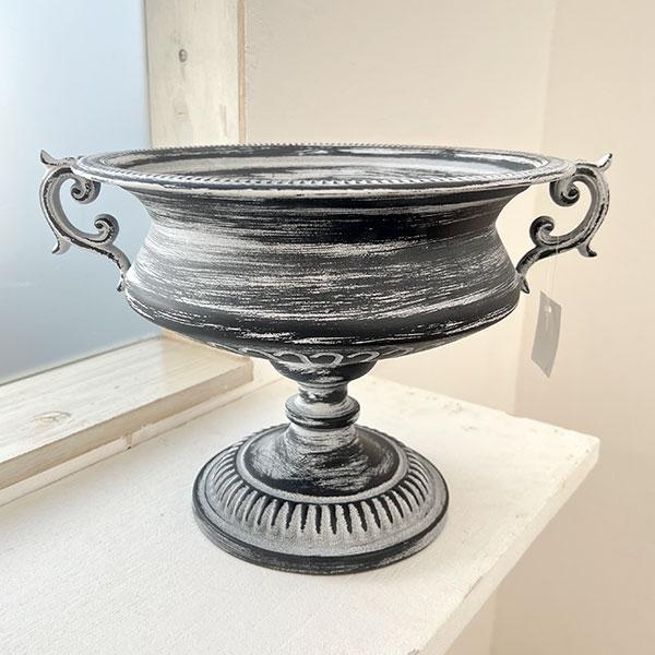 ブリキ（ティン）製のクラシカルなデザインのカップです。寄せ植えなどのディスプレーに華やかで存在感のあるポットとして使用できます。★色合いは若干幅があります。画像は一例です★※詳しい商品説明は下のほうに記載があります