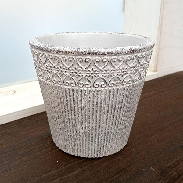 アンティークな雰囲気のポットです。底穴がありますので、直接植物を植え込んでください。※詳しい商品説明は下のほうに記載があります