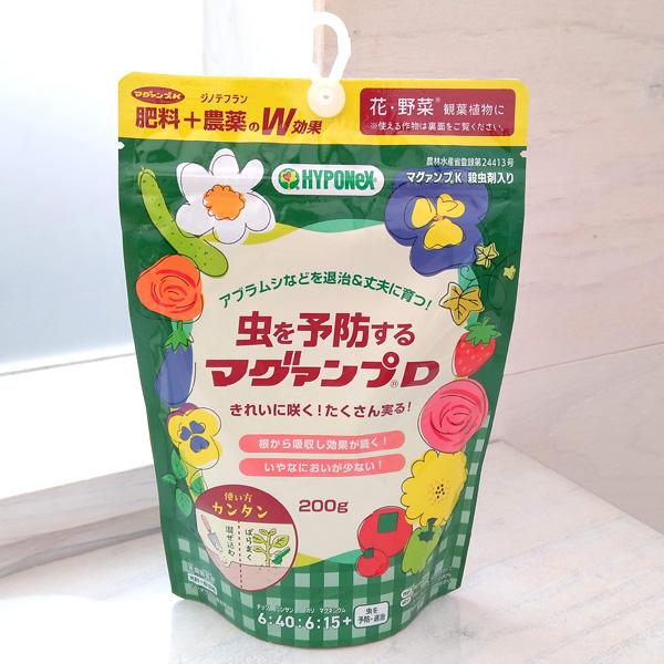 害虫の発生を防ぎ植物を元気に育てる ロングセラー肥料「マグァンプK」に殺虫成分「ジノテフラン」を配合。ひとつになって、肥料やりとアブラムシなどの害虫の予防と駆除が同時にできます。植え付け時は、植え穴の土に混ぜ込み、生育中は植物の株元にばらま...