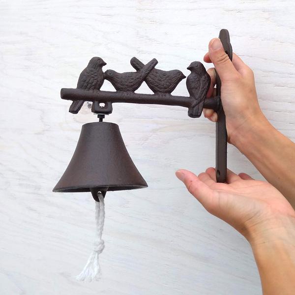 エントランス用の鉄鋳物ベル・ガーデンアクセサリー オランダのガーデン雑貨ブランド「エッシャーデザイン」のガーデンアクセサリーです。エントランス用の呼び鈴アクセサリー。チリンときれいな音がします。ドアの横など壁面に取り付けてご利用ください。※...