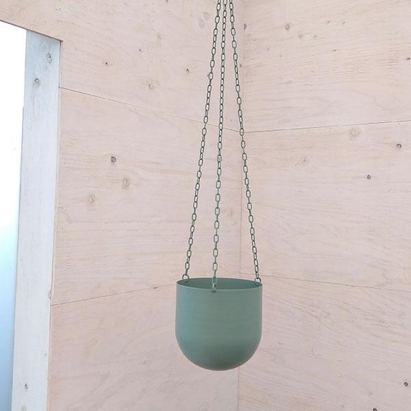 モダンなスチール製のハンギングポットです。観葉や垂れさがる植物にどうぞ。チェーン付きです。※詳しい商品説明は下のほうに記載があります