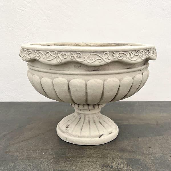 グラスファイバー樹脂製の盃型鉢です。アンティークなヨーロッパのスタンドカップのデザインが細部までリアルに表現され、どっしりとした独特の質感を持った鉢です。寄せ植えし易い盃型です。※詳しい商品説明は下のほうに記載があります