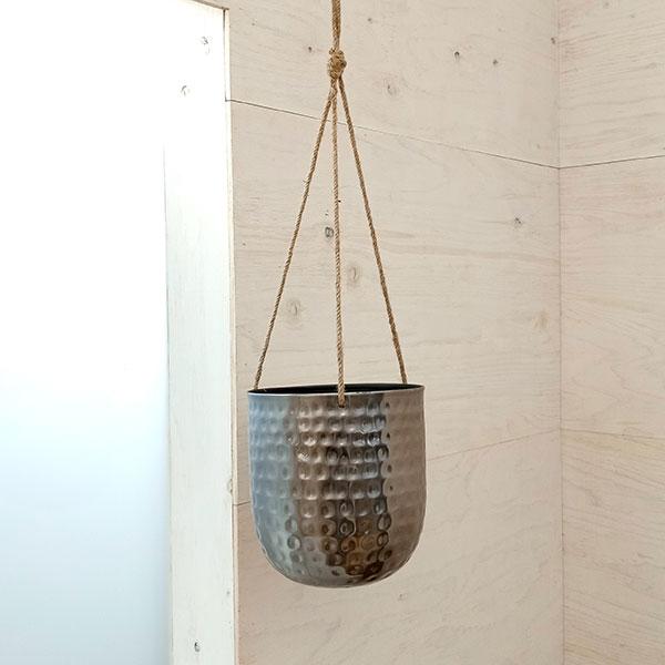 ★在庫処分特価です★オランダ・Ter Steege社のメタル製のハンギングプランター。底穴はないので、インテリアで観葉植物の鉢カバーとしてご使用ください。艶消しシルバーに打ち出しつきの渋みのある風合いが落ち着いた雰囲気です。※詳しい商品説明...