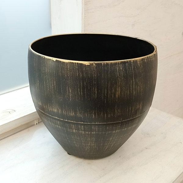 ★在庫処分特価です★オランダ・Ter Steege社のメタル製の鉢カバー。底穴はないので、インテリアで観葉植物の鉢カバーとしてご使用ください。かすれたような塗りムラを残したつや消しブラックの風合いが落ち着いた雰囲気です。※詳しい商品説明は下...