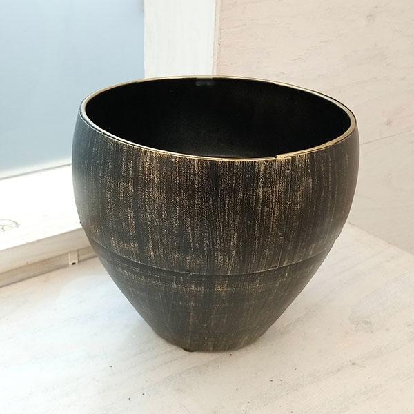 ★在庫処分特価です★オランダ・Ter Steege社のメタル製の鉢カバー。底穴はないので、インテリアで観葉植物の鉢カバーとしてご使用ください。かすれたような塗りムラを残したつや消しブラックの風合いが落ち着いた雰囲気です。※詳しい商品説明は下...