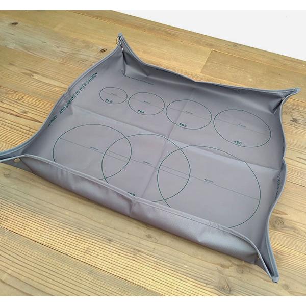 ベランダや室内での植え替え、土混ぜなどの作業の最に便利なシートです。角をボタン留めすればシートからトレイに変わり、土や水が飛び散らず、作業も手際よくできます。後片付けも簡単。シートの上に残った土などは4隅のベルトを持てばそのまま運べます。お...