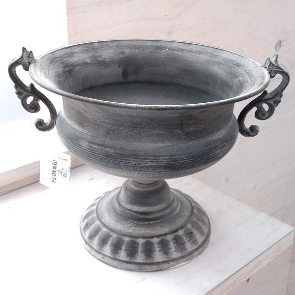 ブリキ（ティン）製のクラシカルなデザインのカップです。寄せ植えなどのディスプレーに華やかで存在感のあるポットとして使用できます。※詳しい商品説明は下のほうに記載があります