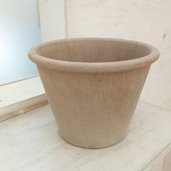 どんな植物にも合せやすいシンプルなフォルムが特徴のテラコッタ鉢です。※詳しい商品説明は下のほうに記載があります