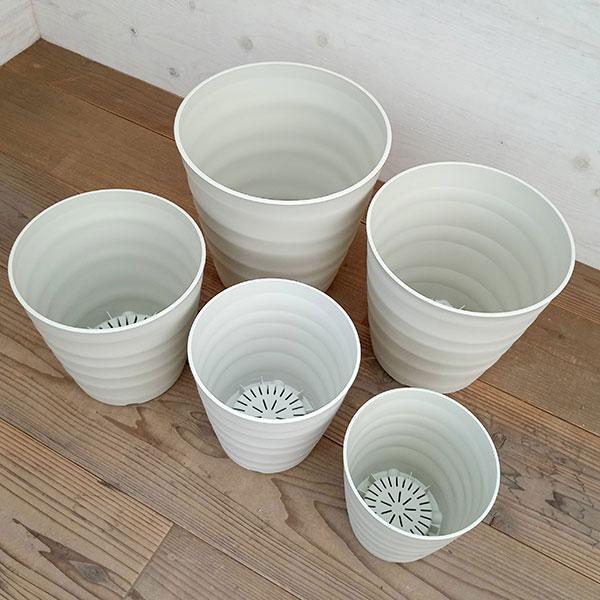 フレグラーポットは素焼き鉢のようなデザインのプラスチック鉢。マットな質感で置き場所や植物は和風洋風共にマッチします。水はけと通気性の高い上げ形状は、バラなどの排水のよい環境を好む植物の植え込みにもオススメです。いろいろな植物を植えても統一感...