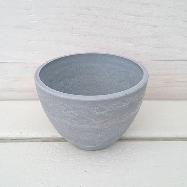 厚みのある樹脂製ポットで半球形の形をしたシティメットシリーズ。丸みを帯びたコーデックスや多肉植物と相性抜群です。。プラスチックとウッドパウダー（材木粉）、土を練り合わせて作られた素材なので、マットな色合いと落ち着いた質感です。鉢底穴がないの...