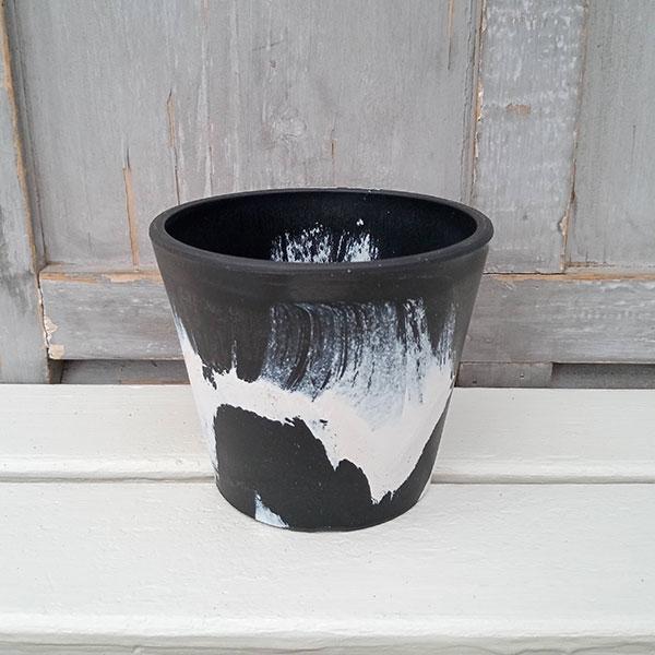 厚みのある樹脂製ポット、シティローシリーズ。プラスチックとウッドパウダー（材木粉）、土を練り合わせて作られた素材なので、マットな色合いと落ち着いた質感です。鉢底穴がないので、多肉植物や草花の鉢カバーにぴったり。また、底穴はドリル等で簡単に開...