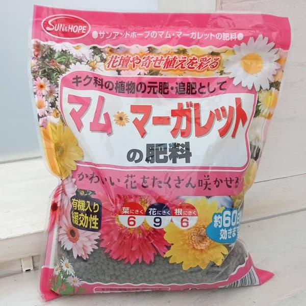 マム・マーガレット・ガーベラ・ダリア・オステオスペルマム・ノースポール・デージー。サイネリアなどキク科の植物に！鉢や花壇の寄せ植えにも使用できます。有機原料が含まれ、土を豊かに育て、かわいい花をたくさん咲かせます。※詳しい商品説明は下のほう...