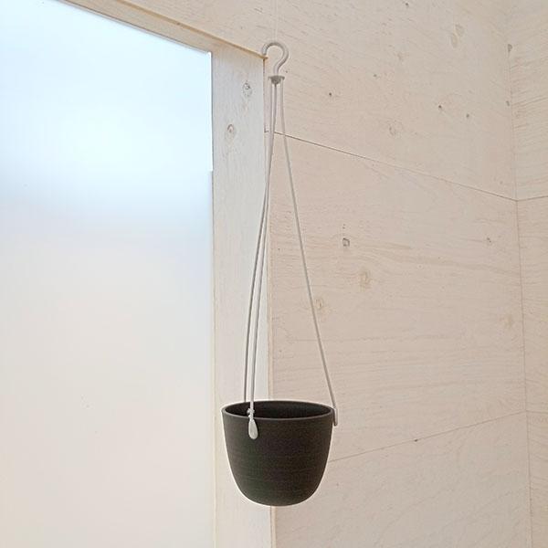 観葉植物を室内に飾る、質感のよい吊鉢です。自然素材とプラスチックを組み合わせて作った、手塗ペイントのような質感の鉢が植物の美しさを引き立てます。シュガーバイン、アイビー、リプサリスなどの葉が細かく枝が下垂する植物に最適。底穴が無いので水漏れ...