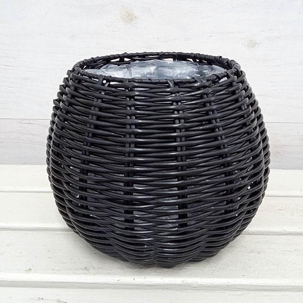 ナチュラルテイストのバスケット。SDGsに配慮したペットボトルなどの廃棄プラスチックの原材料から作られています。アイアンの骨組みに再生プラを被せて編んでいるため、形も崩れにくくしっかり丈夫な作りになっています。内側に水漏れ防止のライナーがつ...