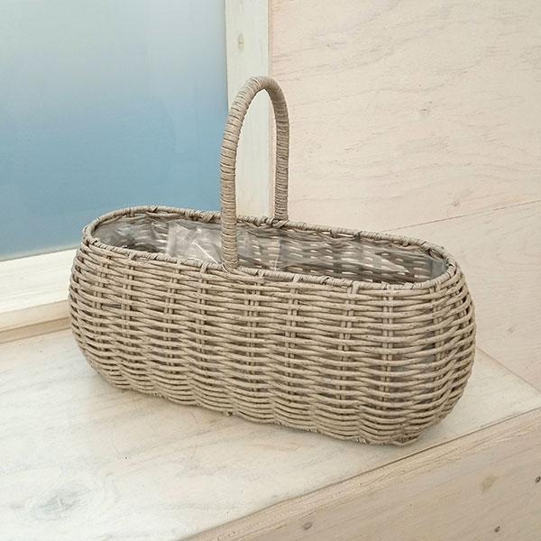 ナチュラルテイストのバスケット。SDGsに配慮したペットボトルなどの廃棄プラスチックの原材料から作られています。アイアンの骨組みに再生プラを被せて編んでいるため、形も崩れにくくしっかり丈夫な作りになっています。内側に水漏れ防止のライナーがつ...