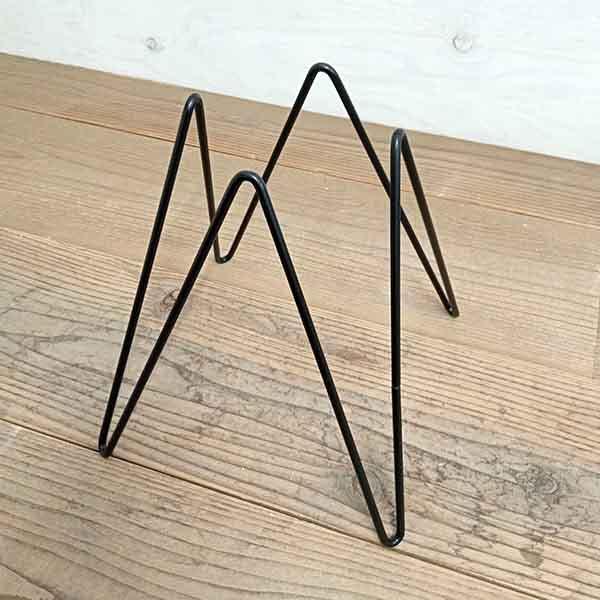 鉢の縁にひっかけて支えるとっても便利なスタンドです。バネ屋さんならではの技術とアイデアで、バネの作用で鉢に合わせスタンドがフィットします。丸鉢でも角鉢でもどちらでも使用できます。4本足でしっかりと支えているので風の強い日でも安心です。※詳し...