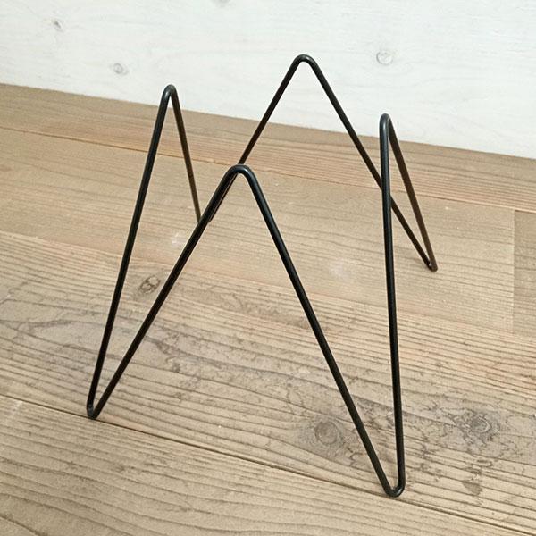 鉢の縁にひっかけて支えるとっても便利なスタンドです。バネ屋さんならではの技術とアイデアで、バネの作用で鉢に合わせスタンドがフィットします。丸鉢でも角鉢でもどちらでも使用できます。4本足でしっかりと支えているので風の強い日でも安心です。※詳し...