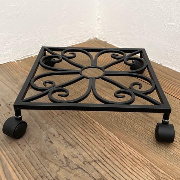 大きくて重い鉢を移動するのに便利なキャスター付き鉢台（コンテナキャリー）です。クラシカルなデザイン。※詳しい商品説明は下のほうに記載があります