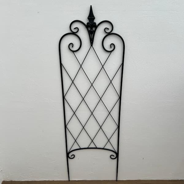 スチール製のトレリスです。花壇などに差し込んでご使用ください。※詳しい商品説明は下のほうに記載があります