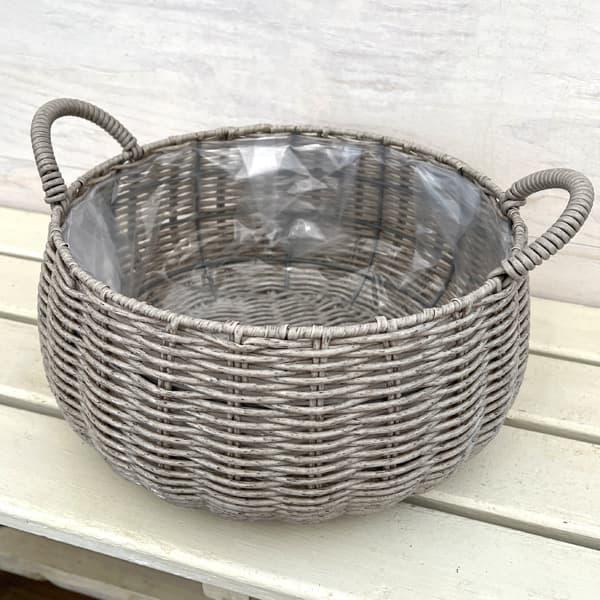 ナチュラルテイストのバスケット。SDGsに配慮したペットボトルなどの廃棄プラスチックの原材料から作られています。アイアンの骨組みに再生プラを被せて編んでいるため、形も崩れにくくしっかり丈夫な作りになっています。内側に水漏れ防止のライナーがつ...