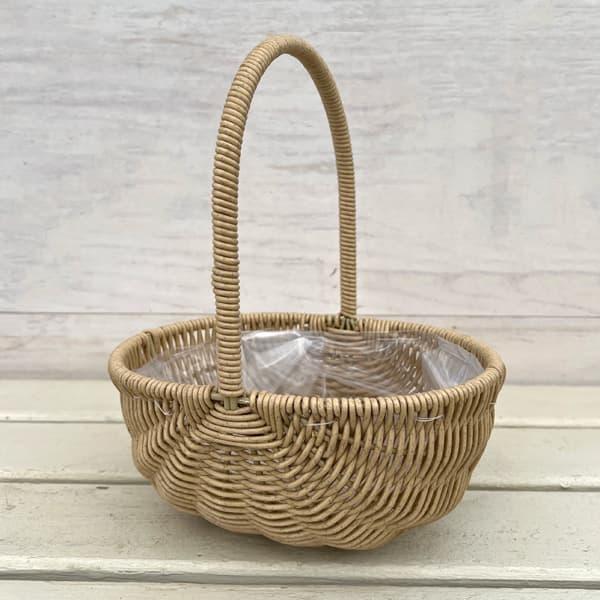ナチュラルテイストのバスケット。SDGsに配慮したペットボトルなどの廃棄プラスチックの原材料から作られています。アイアンの骨組みに再生プラを被せて編んでいるため、形も崩れにくくしっかり丈夫な作りになっています。内側に水漏れ防止のライナーがつ...