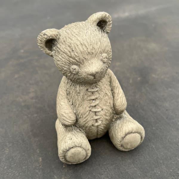 ヴィンテージのクマのぬいぐるみのような、かわいいオブジェです。お庭の植え込みの間においても、インテリアの窓辺に飾ってもすてきです。※詳しい商品説明は下のほうに記載があります