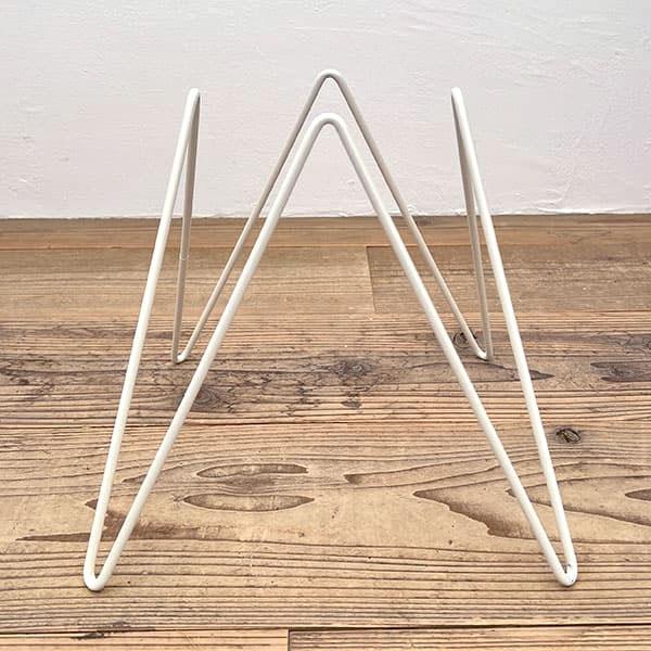 鉢の縁にひっかけて支えるとっても便利なスタンドです。バネ屋さんならではの技術とアイデアで、バネの作用で鉢に合わせスタンドがフィットします。丸鉢でも角鉢でもどちらでも使用できます。4本足でしっかりと支えているので風の強い日でも安心です。※詳し...