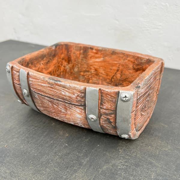 おしゃれ 樽型のプランターです。底穴が空いているので、直接植え込むことができます。※詳しい商品説明は下のほうに記載があります