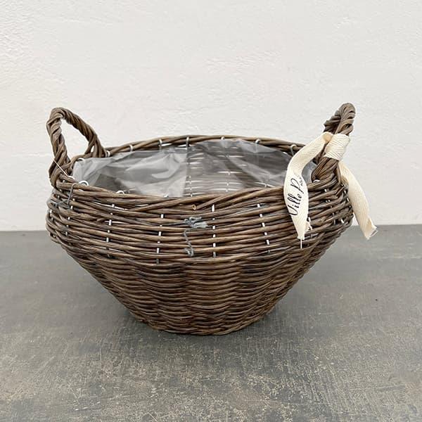 まるでナチュラル素材のラタンのように見える、PP製の丈夫なバスケットです。外見は自然素材そのものですが、水がかかっても腐ることなく、長期間美しい状態で利用できます。内側にビニールが付いているので鉢カバーとして使うほか、ビニールに穴を空けて土...